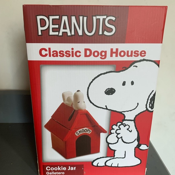 Peanuts | Kitchen | Peanuts Snoopy Classic Dog House Cookie Jar New In ...